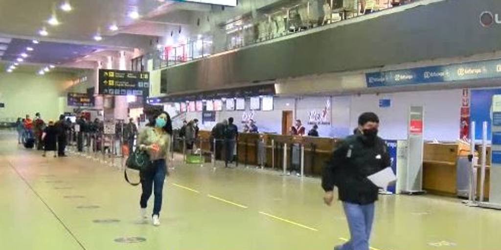 Personas llegan a Viru Viru en el primer día de posconfinamiento en el país