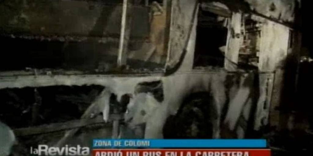 Las llamas consumieron en su totalidad el bus que ardía en plena carretera