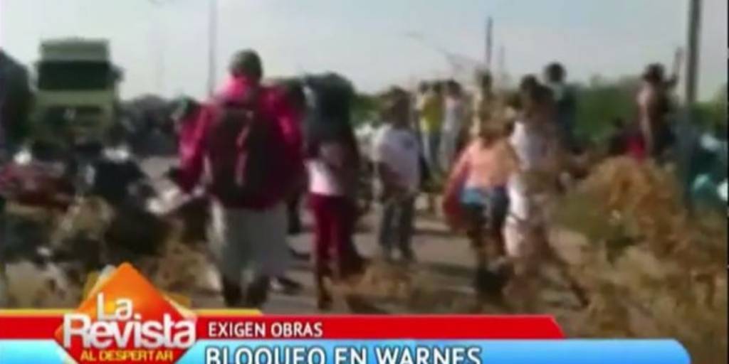 Vecinos bloquean la carretera a Warnes, pidiendo obras