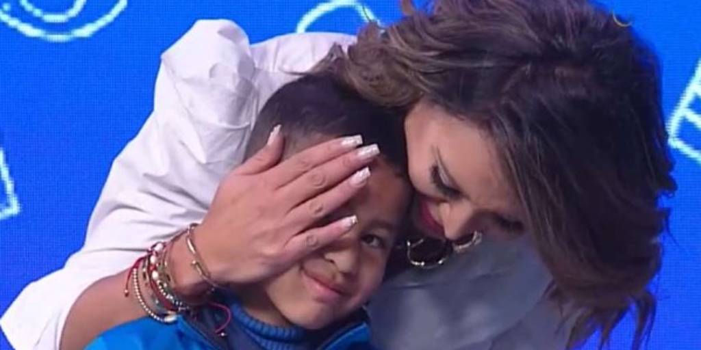 Sandra y Diego pasan un momento para el olvido con dos niños futboleros ...