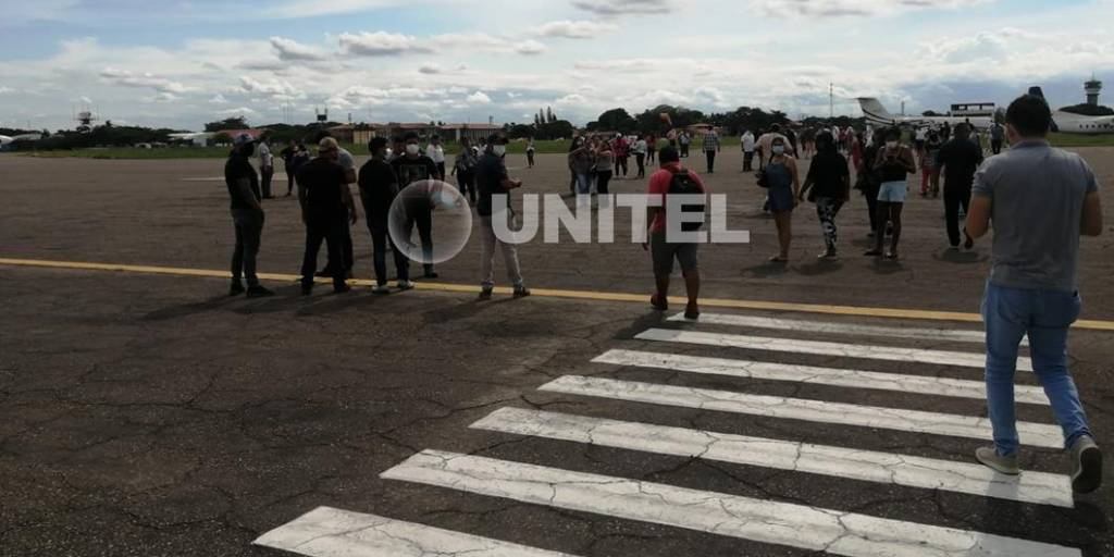 Personas ingresan a la pista de Viru Viru y El Trompillo para impedir ...