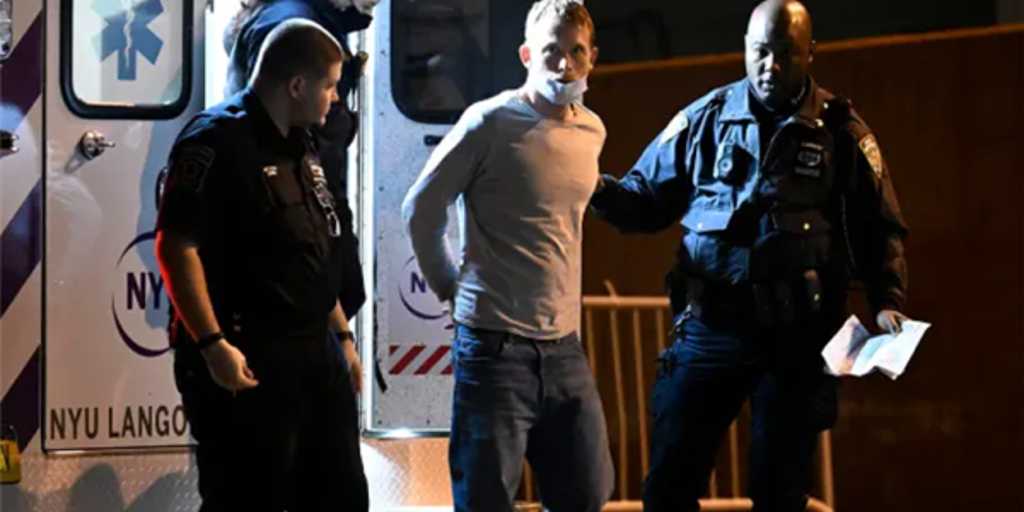 Arrestan al hijo de Paul Auster acusado de la muerte de su bebé por ...