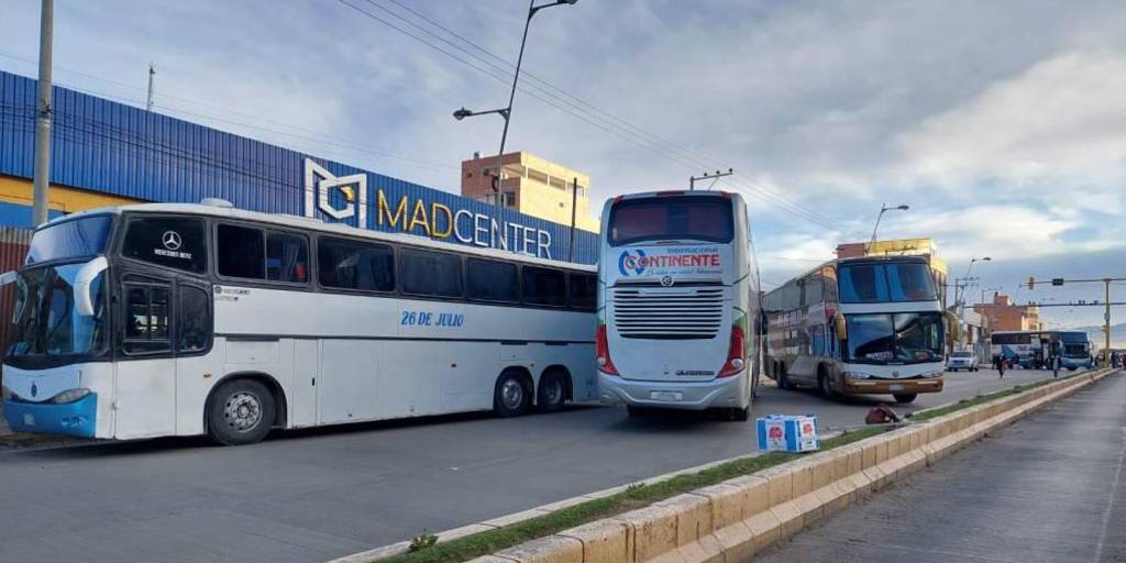 Transporte interdepartamental pide solución al conflicto en Santa Cruz
