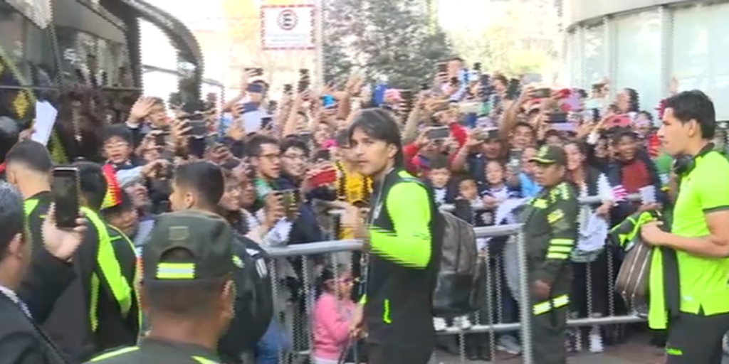 Las selecciones de Bolivia y Argentina llegaron al Siles en medio de un ...