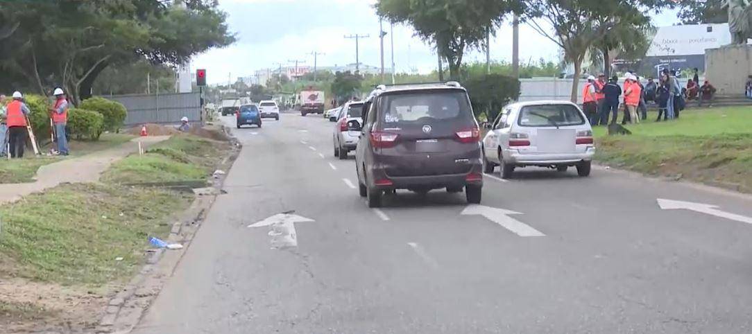 Rotonda del cuarto anillo: Aún no cierran las vías para las obras y se ...
