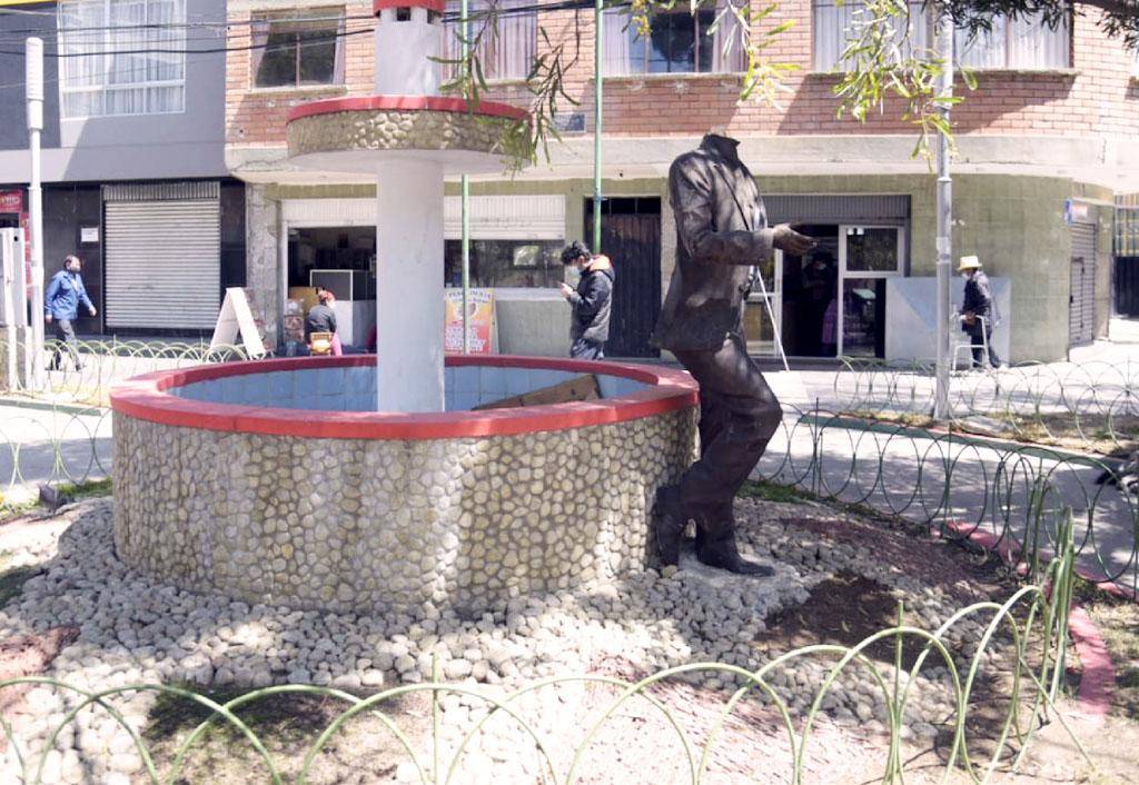 Le quitan la cabeza al monumento a Gilberto Rojas en La Paz