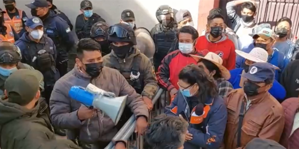 Gendarmes evitan que vecinos tapien la Alcaldía de Sacaba