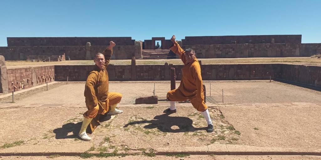 Maestro shaolin visita Tiahuanacu junto al excanciller Fernando Huanacuni