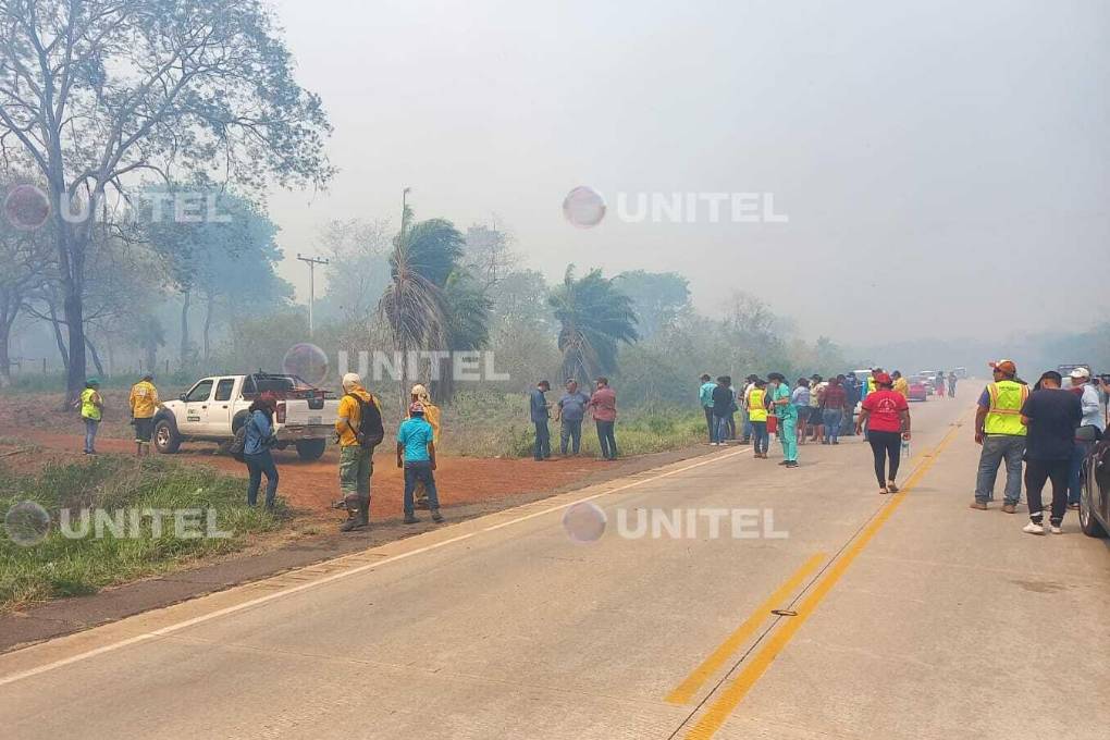 Roboré: Bomberos combaten incendio forestal a orillas de la carretera ...