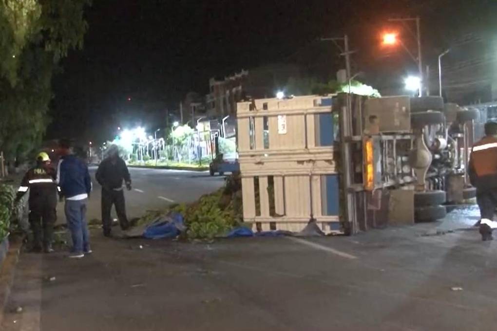 Camión con carga de banano perdió el equilibrio y volcó en la avenida ...