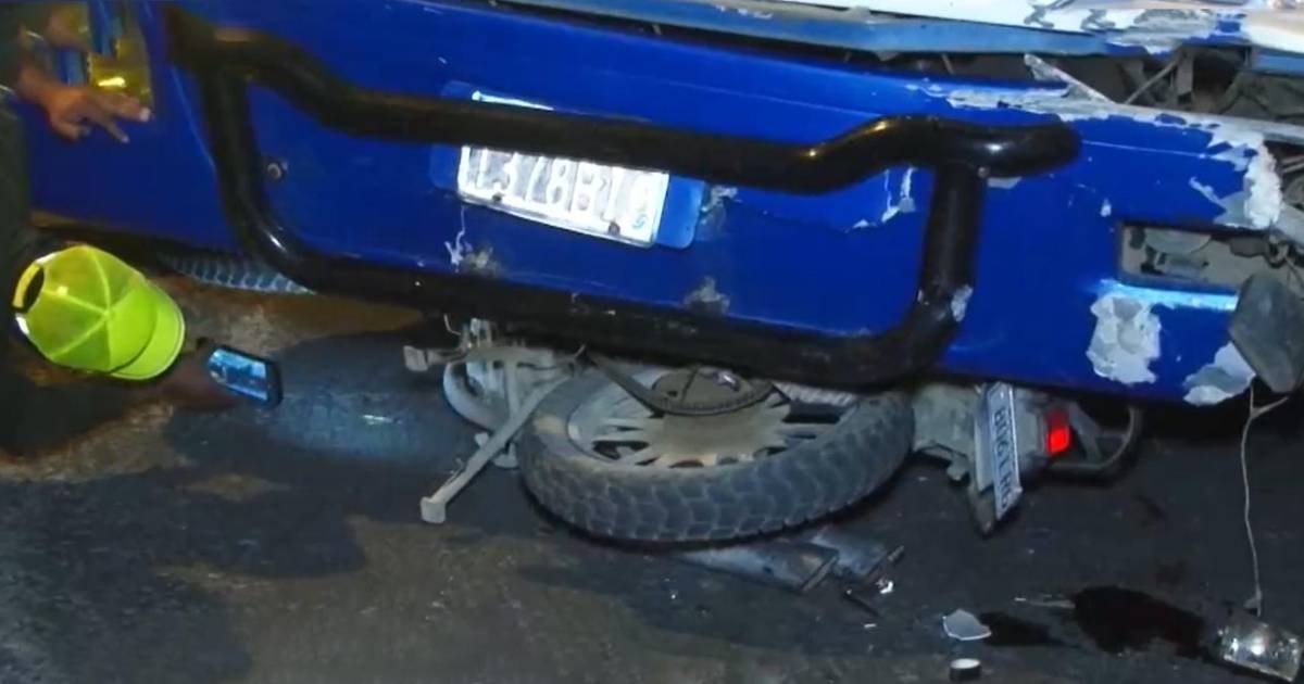 Bus arrolla y mata a dos jóvenes que iban en una motocicleta, el chofer ... Bus arrolla y mata a dos jóvenes que iban en una motocicleta, el chofer ...