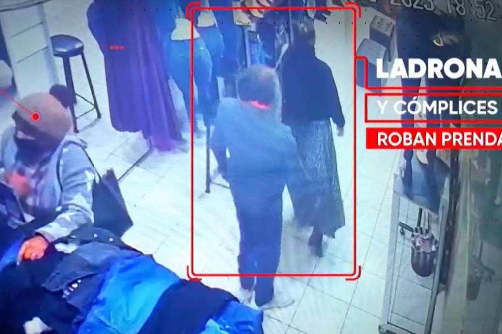 Tres personas son captadas robando en una tienda, la mujer escondía las ...