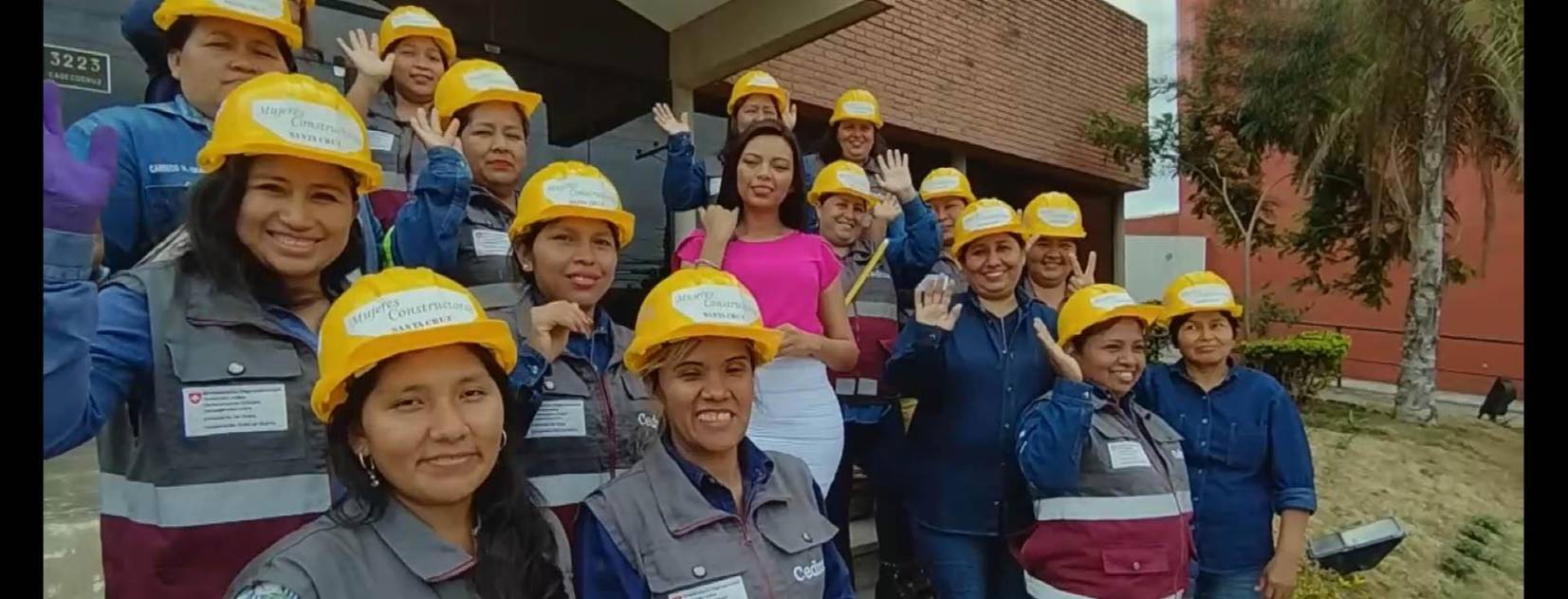 Cruceñas de oro: Mujeres se formaron como constructoras y ahora se dedicarán a este oficio