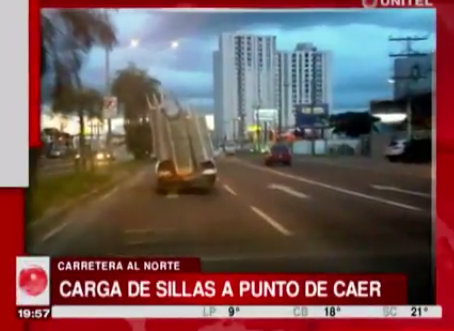Santa Cruz, Yo Periodista: Vehículo transitaba con mucha carga de sillas