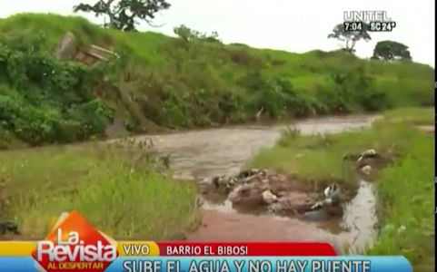 Barrio El Bibosi: Suben las aguas de un canal de drenaje y no hay puente