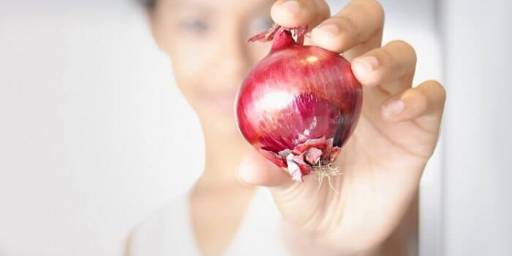 Cómo usar el “truco de la cebolla” para hacer crecer el cabello más rápido