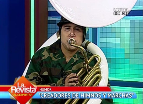 Humor: Dos divertidos soldados cantan sus propias composiciones