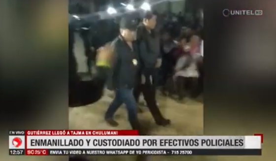 Gutiérrez llegó al velorio de su hijo enmanillado y custodiado por policías