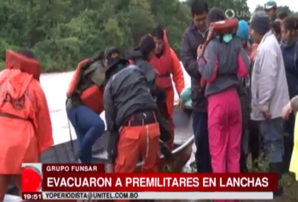 Santa Cruz: El grupo FUNSAR evacuó a premilitares en lanchas