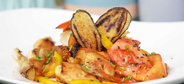 Receta: Aprende a preparar Pollo saltado con puré de camote