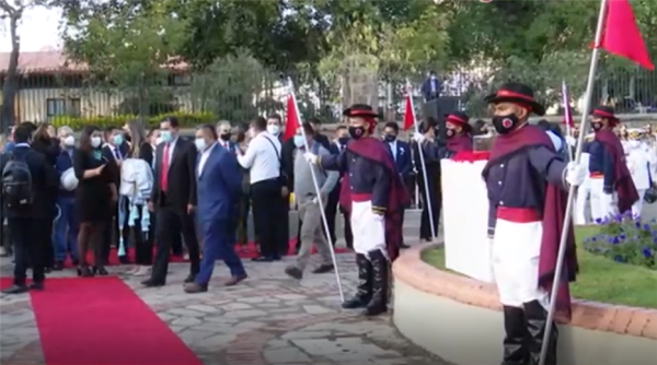 Festejos por la efeméride en Cochabamba inician con una ofrenda floral