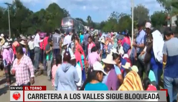 Bloqueo en la vía a los valles genera molestia y perjuicio al transporte