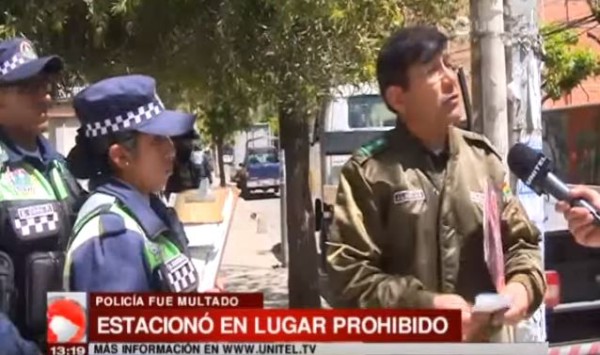 Policía es multado por la Alcaldía por estacionar en un lugar prohibido