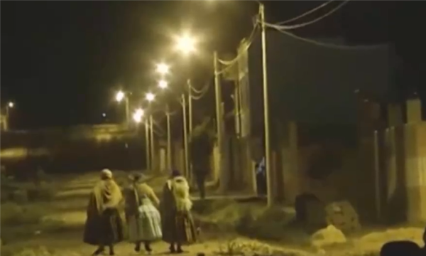 Hallan a una mujer sin vida en El Alto atada a un poste de luz y con un ...