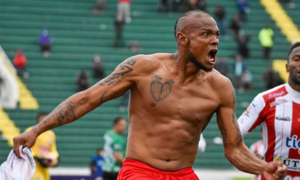 Erick Correa es el nuevo delantero de Royal Pari