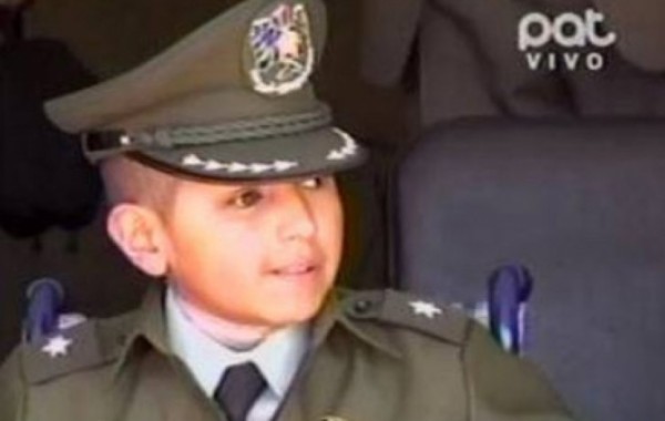 Niño que padece cáncer cumple su sueño de ser policía