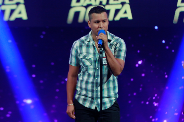 Victor interpretó la canción “Fuego de noche nieve de día” de Ricky Martin