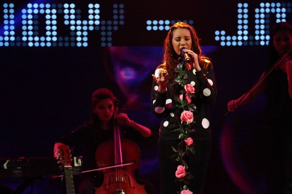Joy cantó Ecos de Amor en el escenario de los sueños