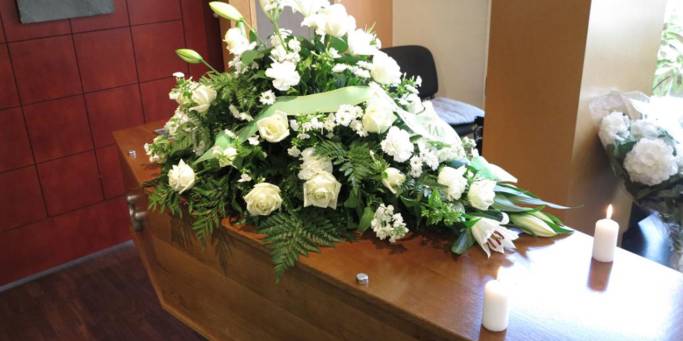 Insólito: Un hombre ‘resucita’ en su propio funeral pide comida y ...