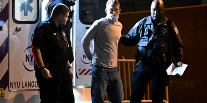 Arrestan al hijo de Paul Auster acusado de la muerte de su bebé por ...