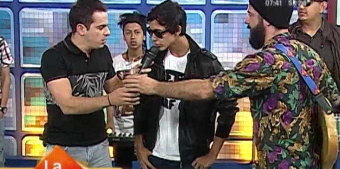 El grupo The one canta su tema "Tú" y Ronico se entretuvo con ellos