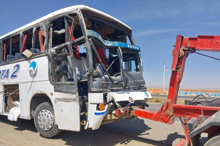 Bus Vuelca Y Se Arrastra Varios Metros En Plena Carretera Entre La Paz