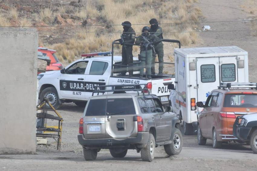 Enmanillado y en medio de policías armados, así llegó Camacho a ...