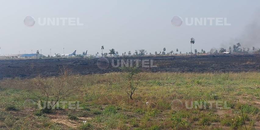 Reportan incendio de pastizales cerca del aeropuerto Viru Viru